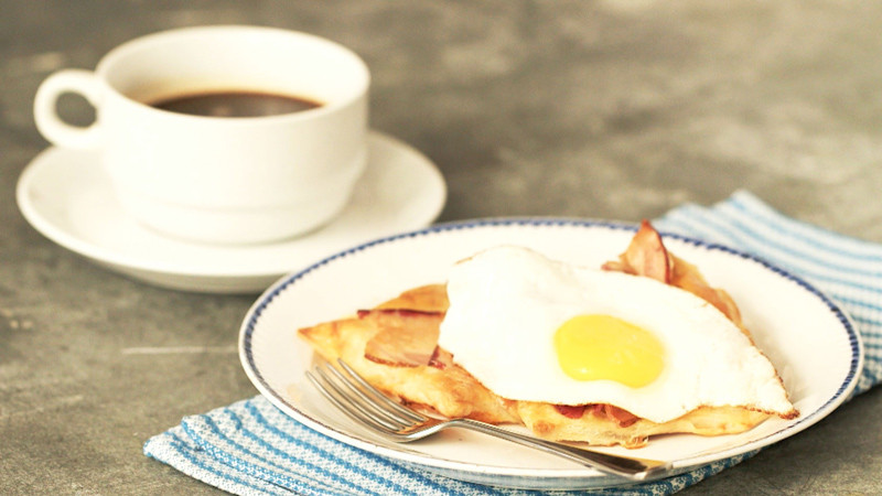 Video Fried Egg And Bacon Puff Pastry Squares Martha Stewart