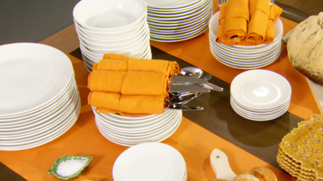 Video: How to Entertain a Crowd at Thanksgiving | Martha Stewart